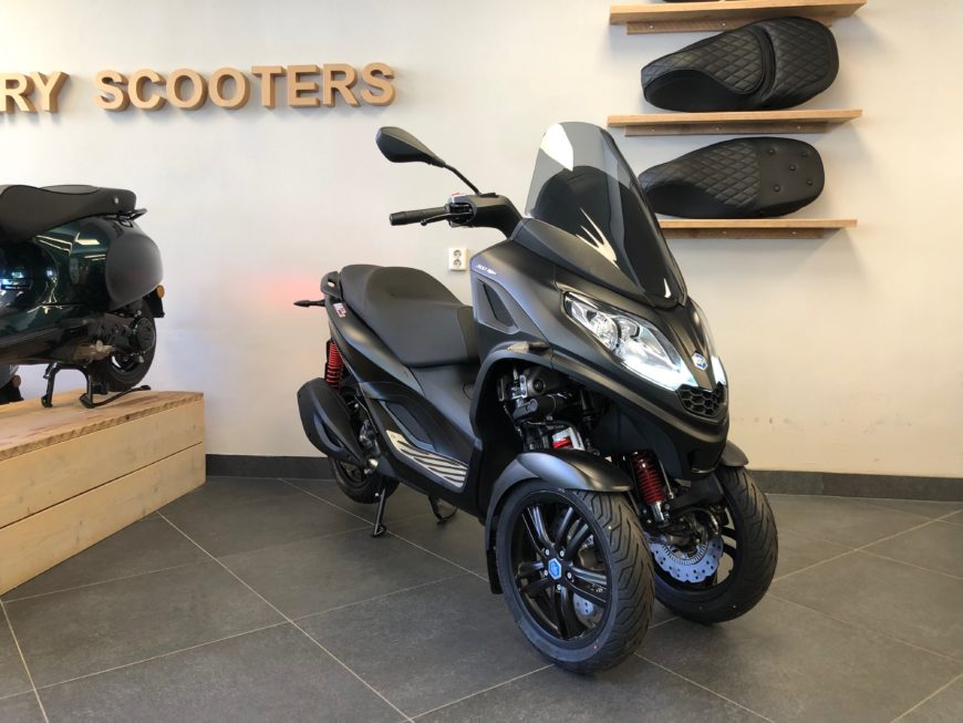 Piaggio MP3 300cc Sport HPE E5 ABS ASR Matzwart - Perry Scooters Haarlem