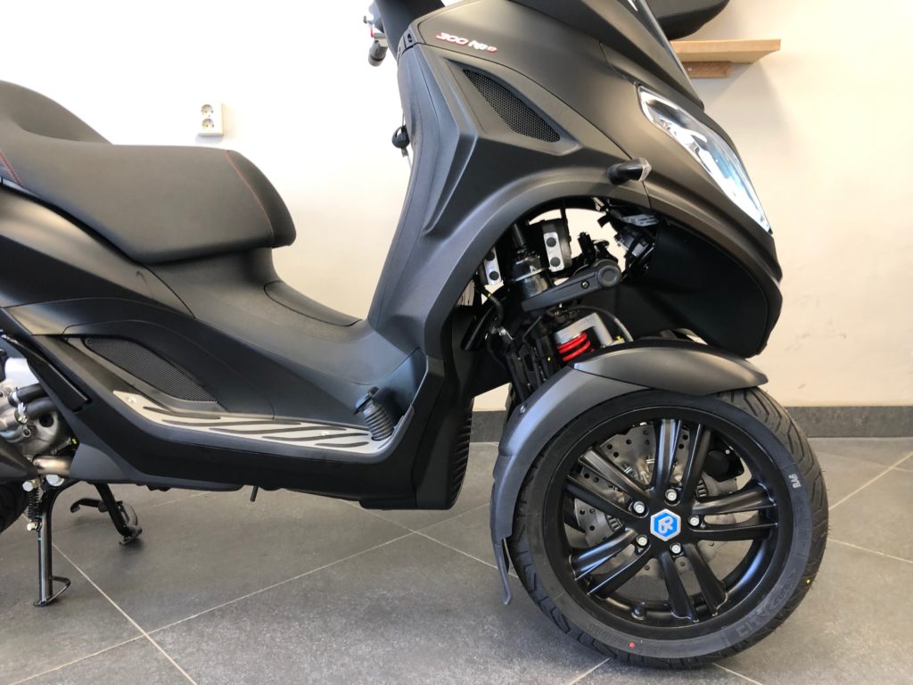Piaggio MP3 300cc Sport HPE E5 ABS ASR Matzwart - Perry Scooters Haarlem