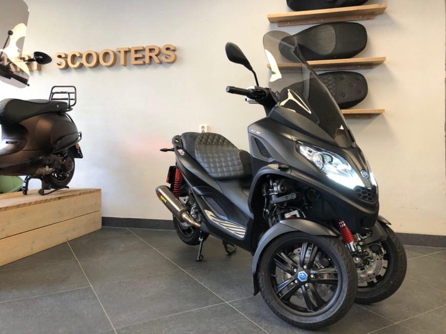 Piaggio MP3 300 HPE SPORT CUSTOMIZED EXCLUSIVE - Perry Scooters Haarlem