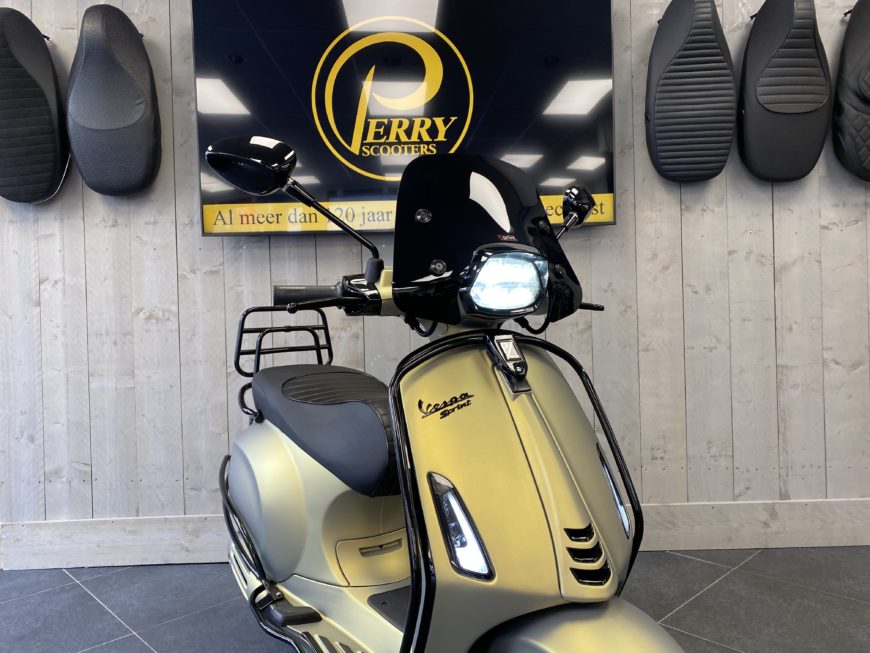 Vespa Sprint Specialpaint Opaco 18 Carat Gold - Perry Scooters Haarlem