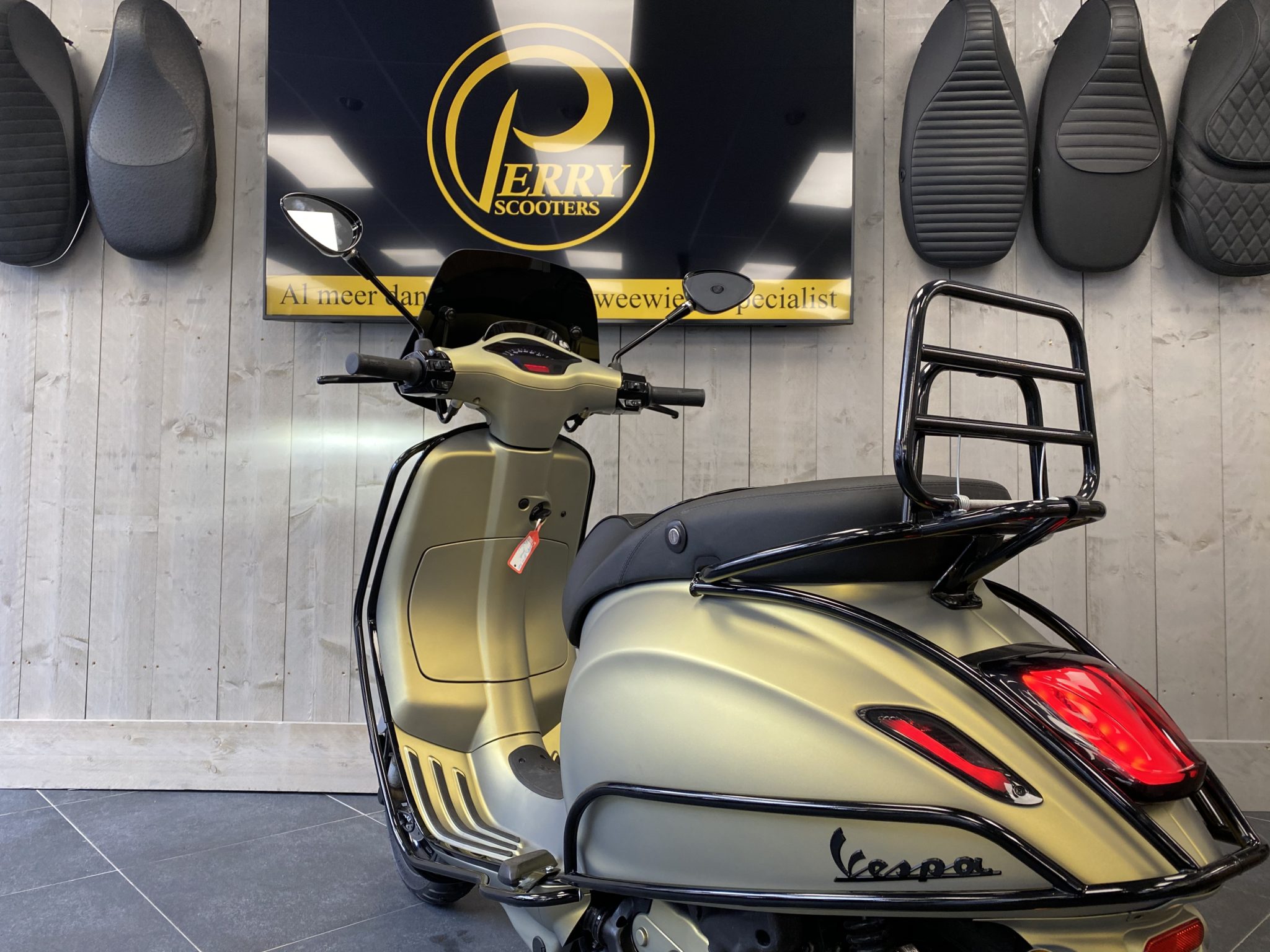 Vespa Sprint Specialpaint Opaco 18 Carat Gold - Perry Scooters Haarlem