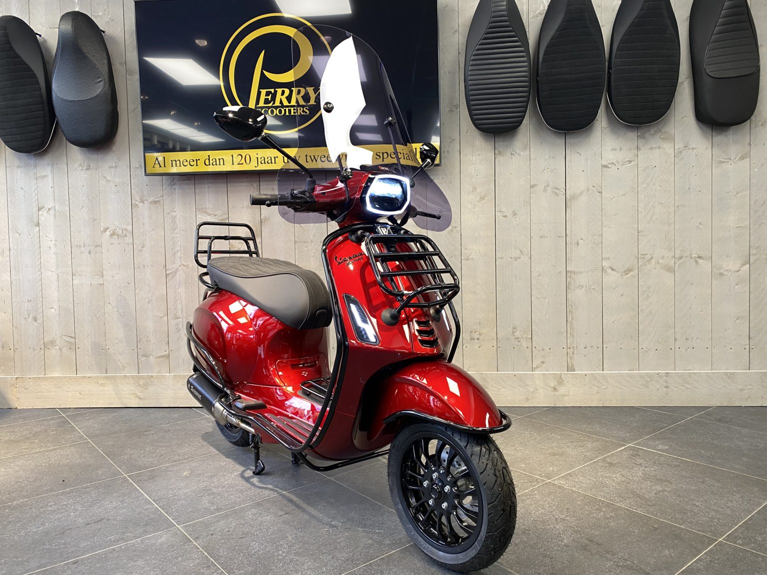 Vespa Sprint Specialpaint Candy Flame Red - Perry Scooters Haarlem