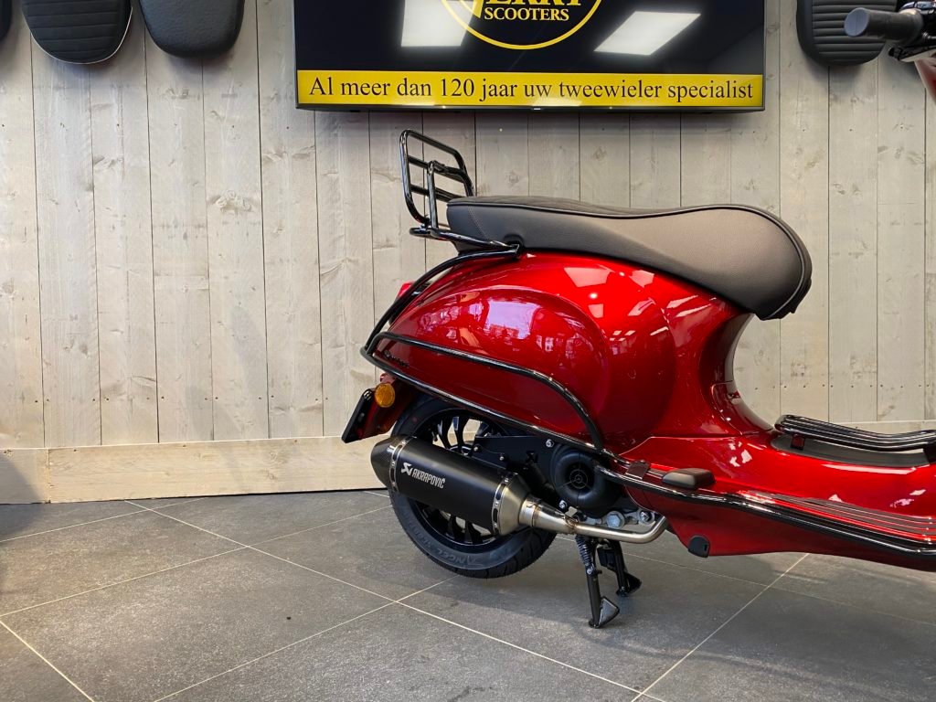 Vespa Sprint Specialpaint Candy Flame Red | Perry Scooters Haarlem