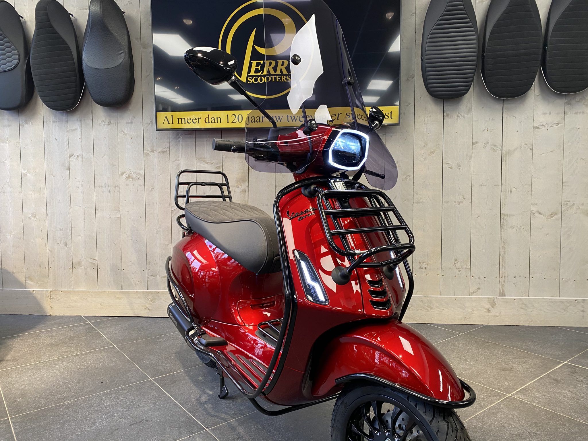 Vespa Sprint Specialpaint Candy Flame Red - Perry Scooters Haarlem