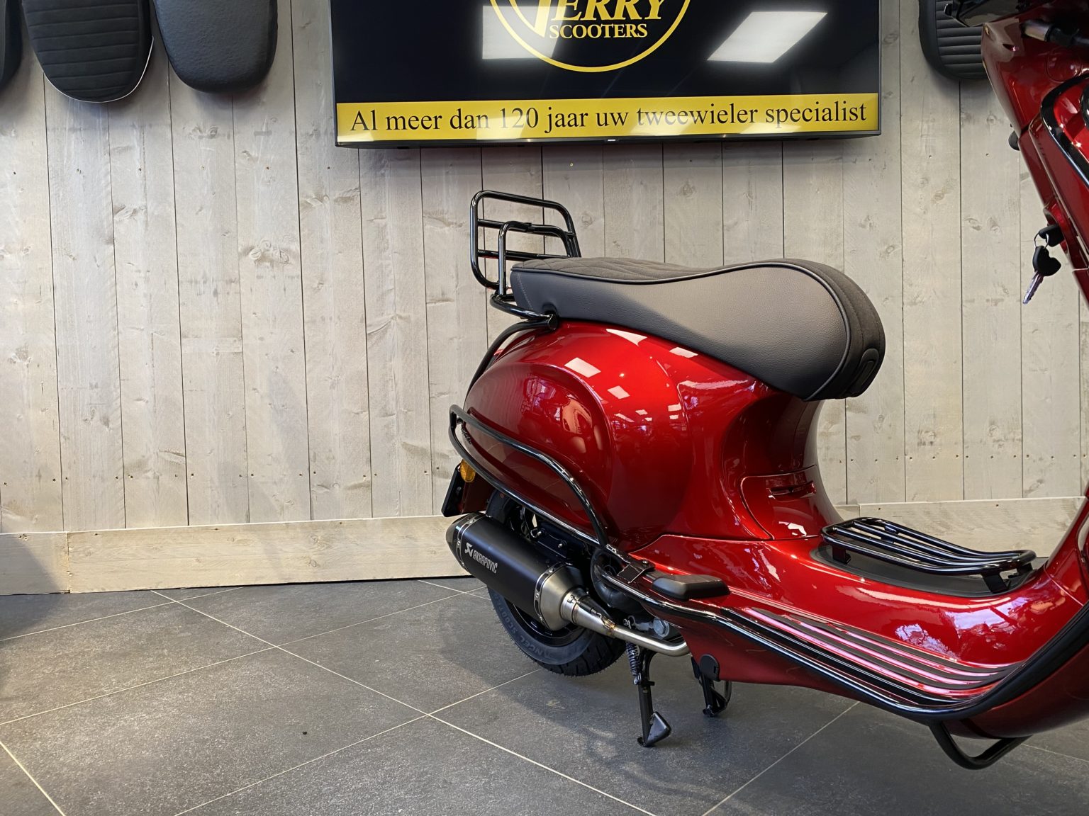 Vespa Sprint Specialpaint Candy Flame Red - Perry Scooters Haarlem