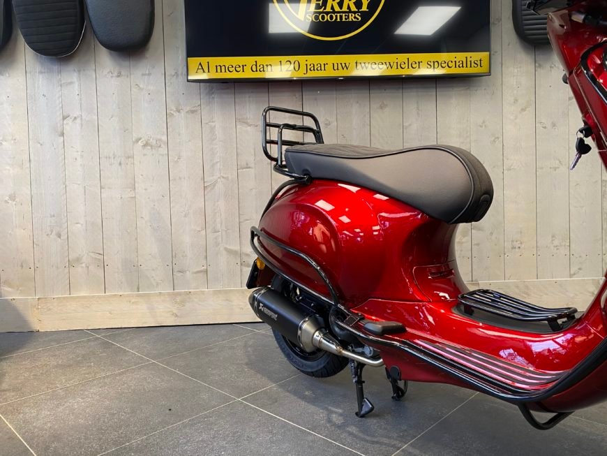 Vespa Sprint Specialpaint Candy Flame Red | Perry Scooters Haarlem