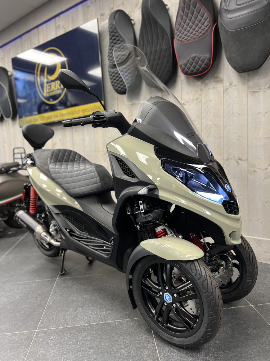 Piaggio MP3 300 HPE SPORT CUSTOMIZED SPECIALPAINT KHAKI GREEN EXCLUSIVE ...