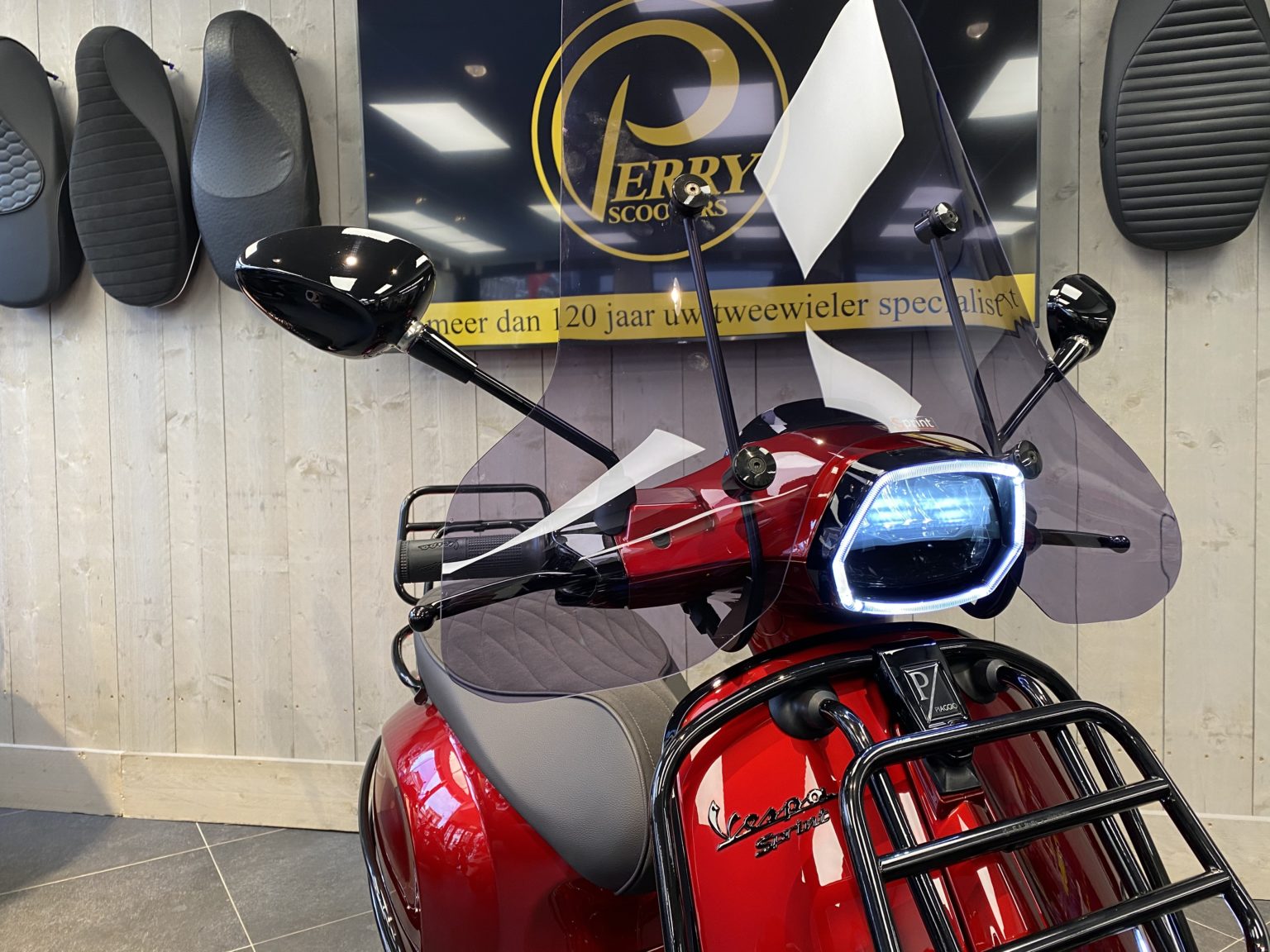 Vespa Sprint Specialpaint Candy Flame Red - Perry Scooters Haarlem