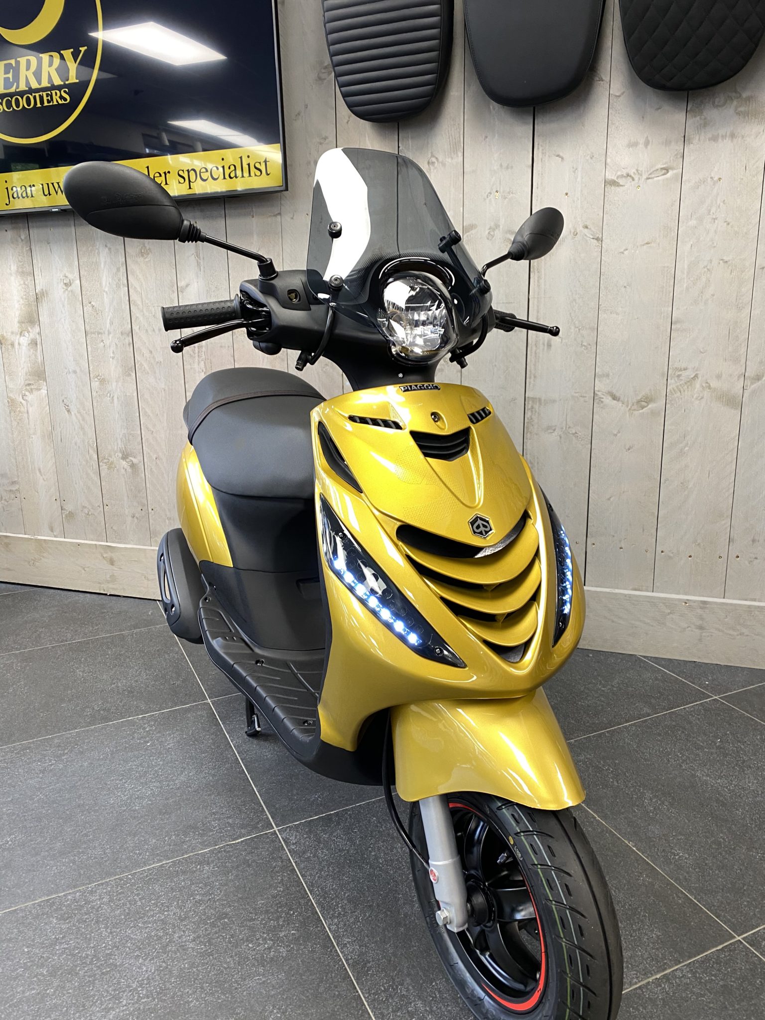 Piaggio Zip SP IGET 4T 3V Euro 5 Specialpaint Porsche Yellow - Perry ...
