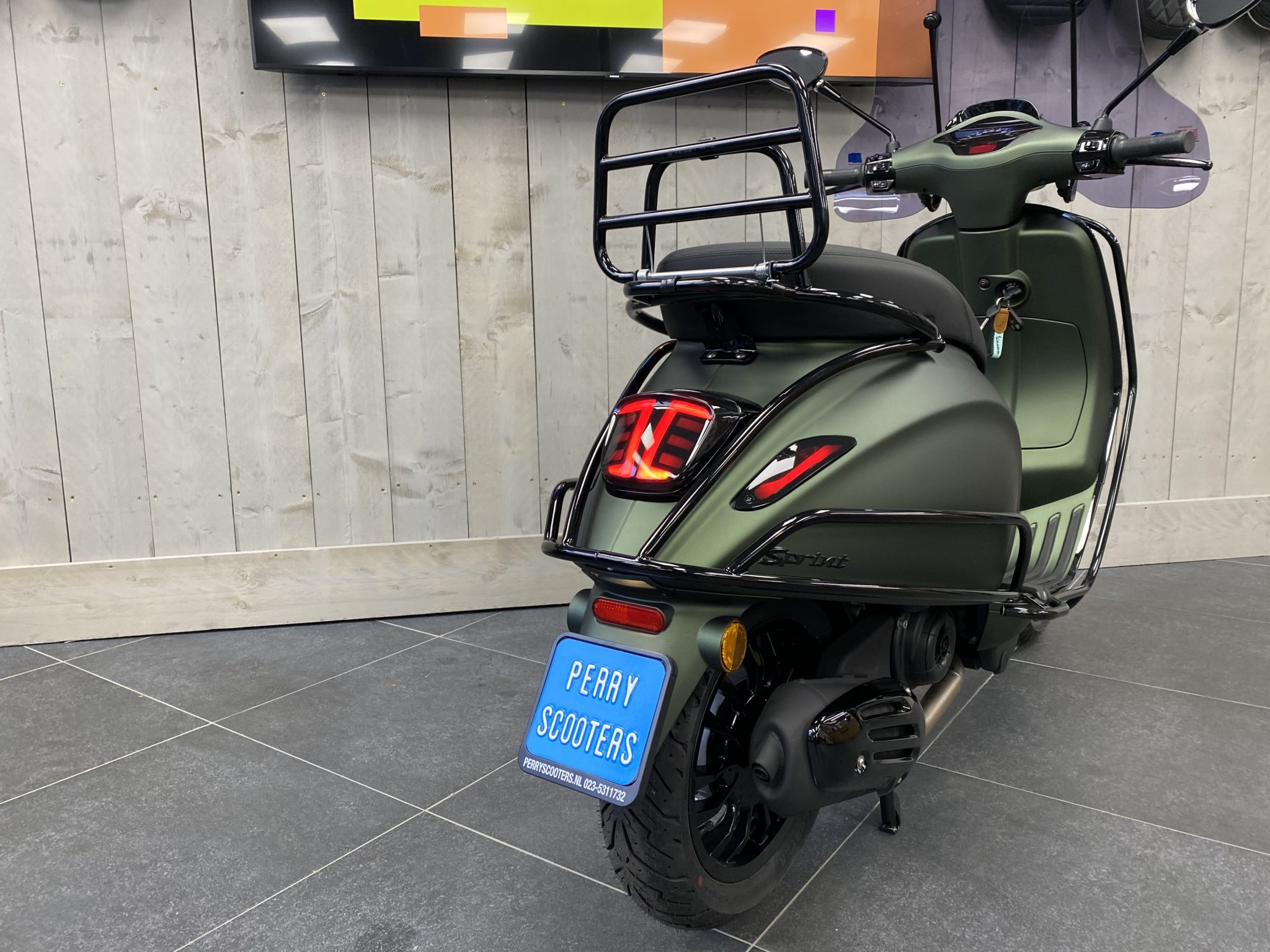 Vespa Sprint Specialpaint Candy Green - Perry Scooters Haarlem