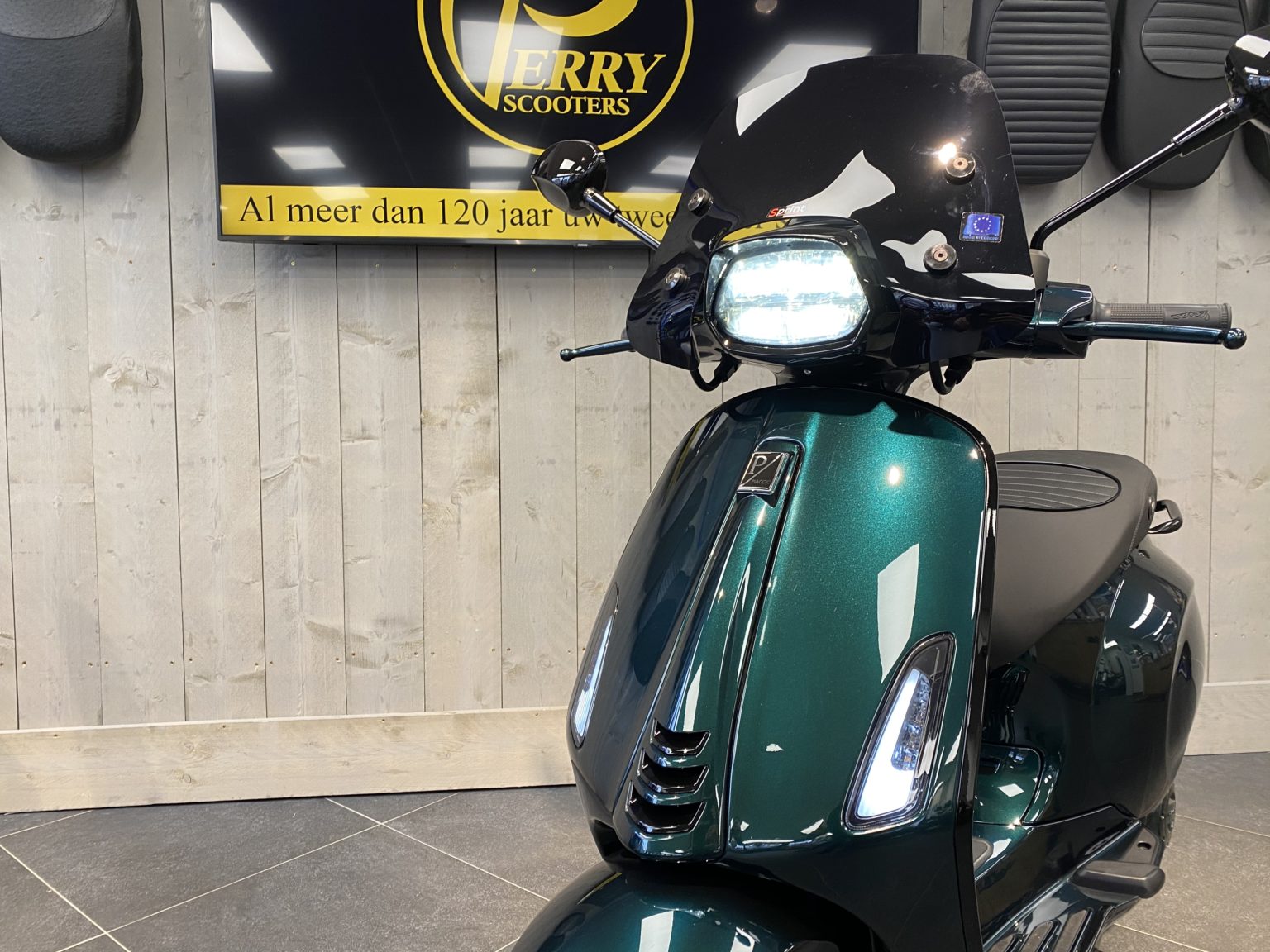 Vespa Sprint Specialpaint Madagascar Green - Perry Scooters Haarlem