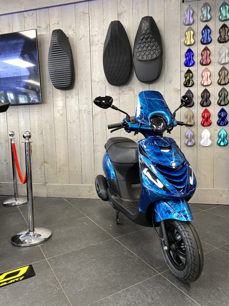 Piaggio Zip SP IGET 4T 3V Euro 5 Airbrush Special - Perry Scooters Haarlem