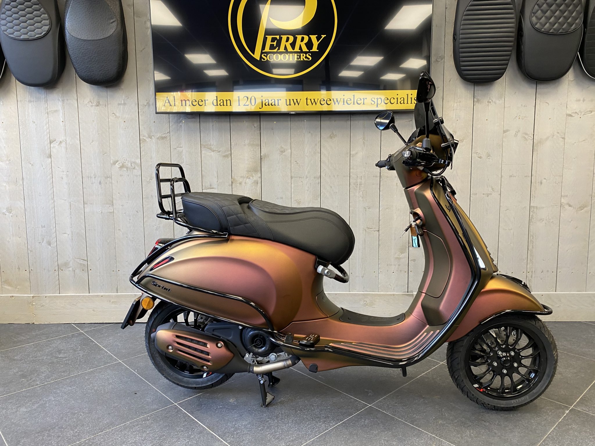 Vespa Sprint Specialpaint RED TO GOLD - Perry Scooters Haarlem