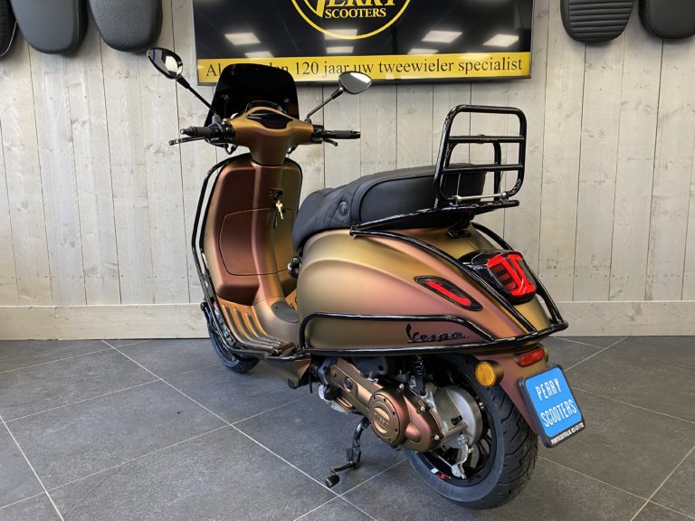Vespa Sprint Specialpaint RED TO GOLD - Perry Scooters Haarlem