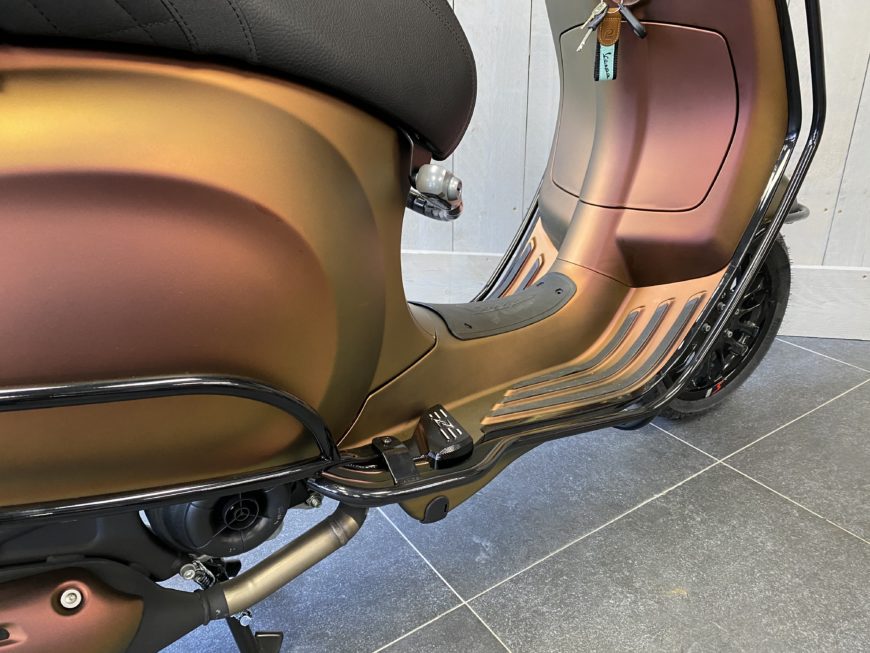 Vespa Sprint Specialpaint RED TO GOLD - Perry Scooters Haarlem